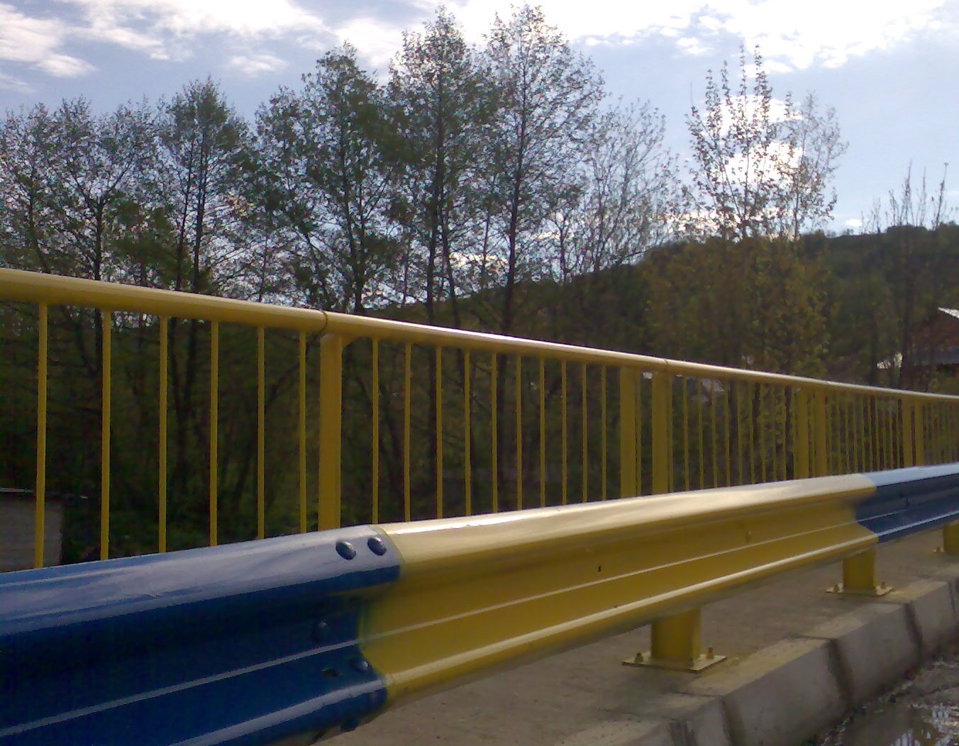 Doi bărbaţi au furat bucăţi din parapeţii metalici de pe DN6