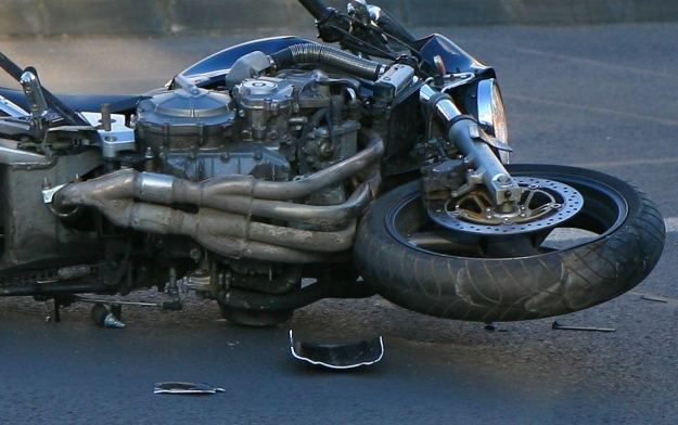 Motociclist fără permis accidentat de un utilaj pe o stradă din Bocșa