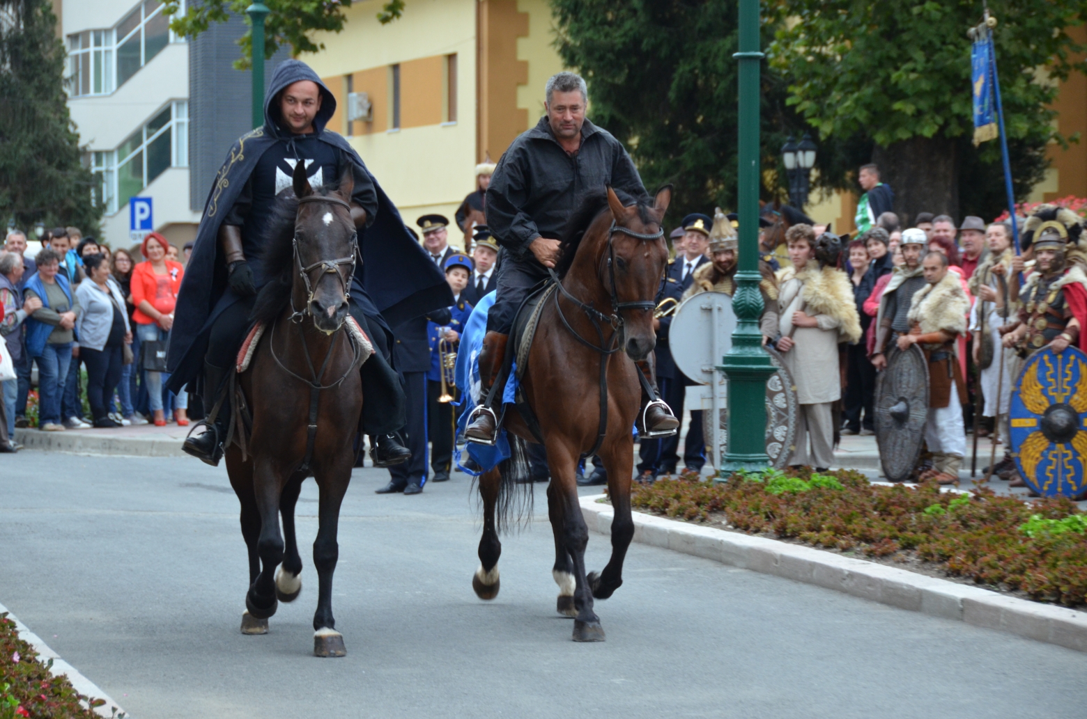 Cavalerii au invadat Cetatea Caransebeș. Urmează Bere Gratis și Paula ...