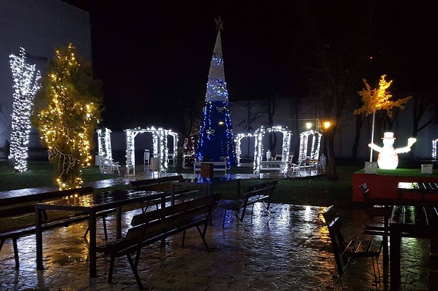 Moldova Nouă s-a pregătit de sărbători. Cum arată orașul? [FOTO]