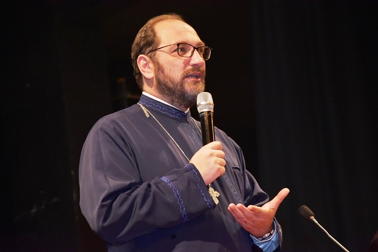 Părintele Necula a vorbit tinerilor din Caraș-Severin despre adevărata ...