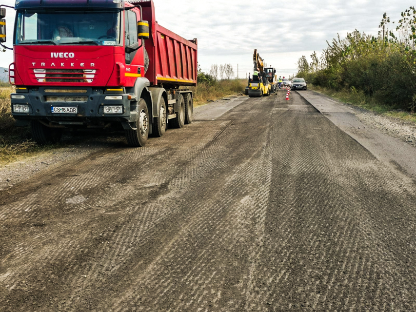 Asfalt fierbinte, turnat în timp record, înainte de vizita premierului ...