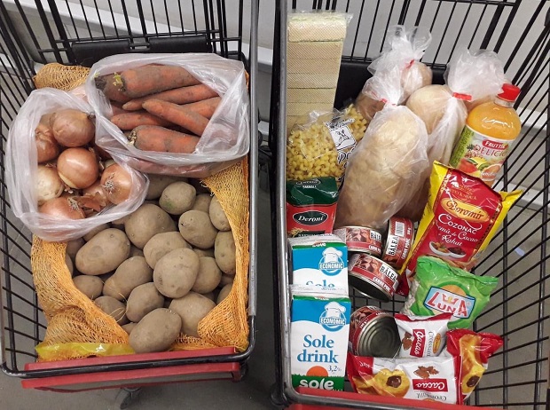 Sute de pachete cu alimente pentru persoanele defavorizate din Moldova Nouă