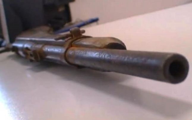 Puşcă de vânătoare, veche de nouă decenii, descoperită în zidul unei ...