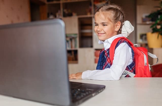 Cursurile online, singura variantă pentru 14.000 de elevi din Caraș-Severin