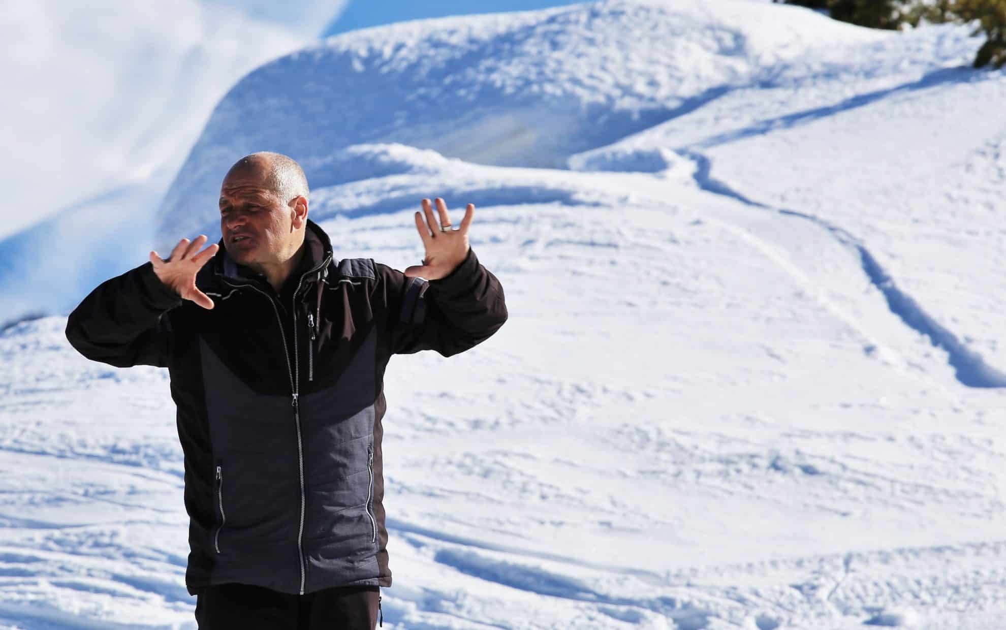 Romeo Dunca (își?) face drum județean până la pârtia de pe Muntele Mic!