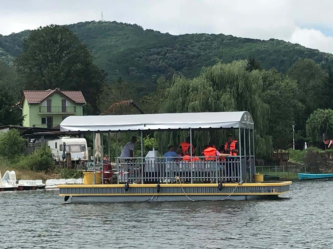 Liber la plimbările cu catamaranul pe lacul Surduc. Atracții turistice ...