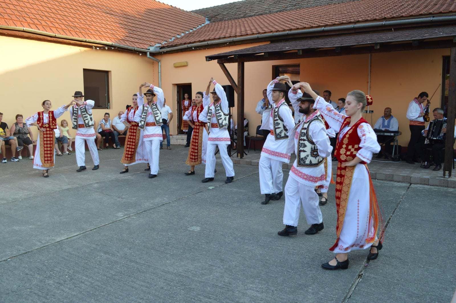 Dansuri populare și preparate tradiționale într-o gospodărie din Timiș ...