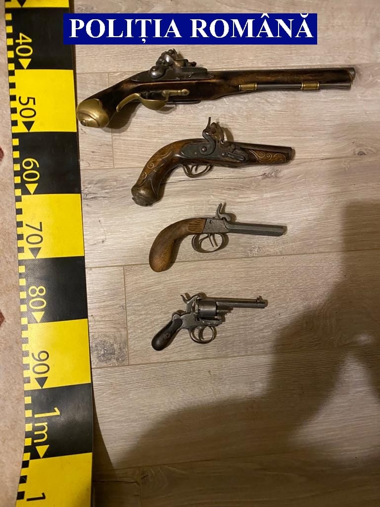 Mai multe arme, ridicate din casa unui timișorean. Va fi cercetat ...
