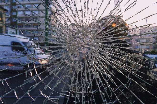 Geamuri sparte la o farmacie, o bancă și un magazin din Timișoara ...