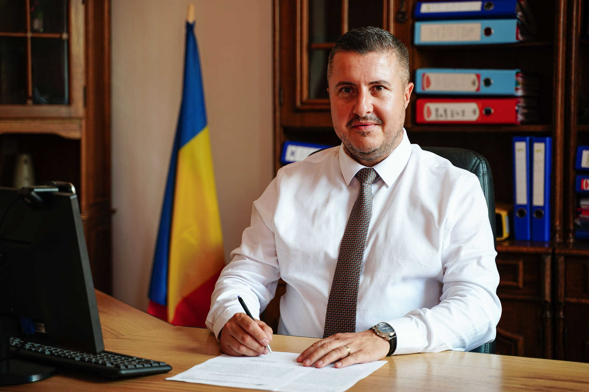 Cu un CV de 3 rânduri și cu tot felul de repetenți unși șefi și ...