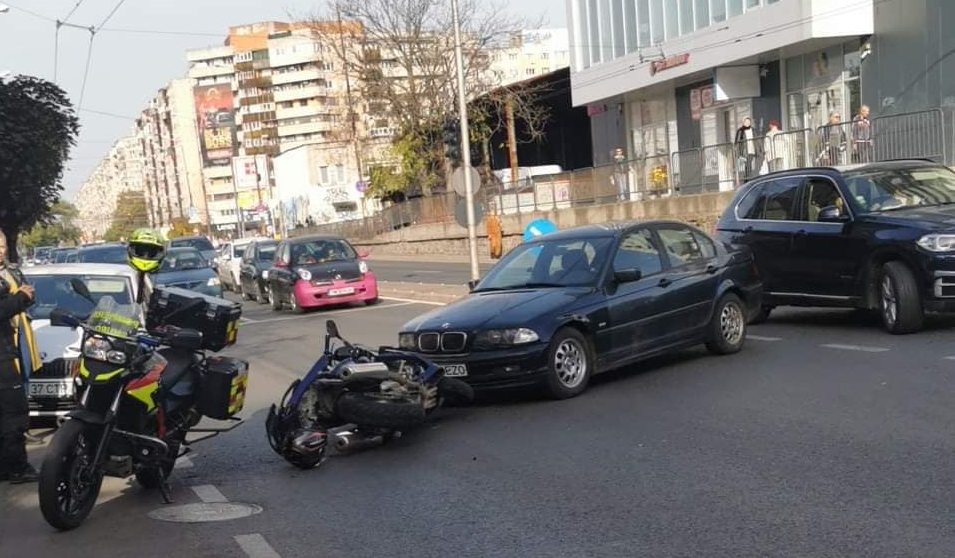 Motociclist, la spital, din cauza unui șofer care nu i-a dat prioritate, la Timișoara