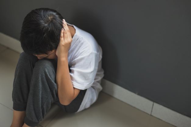 REVOLTĂTOR. Copil izbit de perete de un părinte furios! Chiar în ...