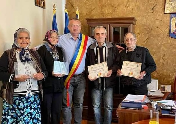 Cuplurile de aur din Dognecea, premiate de primarul Remus Rof Cuplurile de aur din Dognecea, premiate de primarul Remus Rof