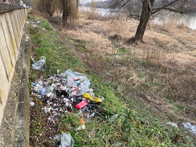 Gunoiul băgat sub preș! Mizerie în formă continuată pe malurile râului ...