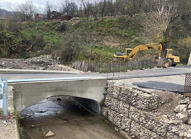 Investițiile continuă la Mehadia! Construcția peste pârâul Valea Mare a ...