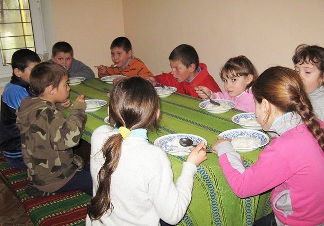 Oferă un prânz cald! Campanie umanitară în sprijinul copiilor defavorizați