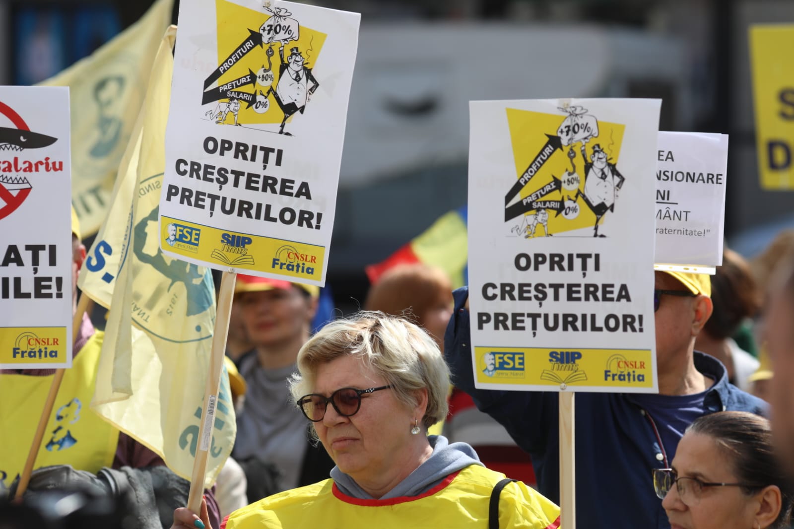 FOTO. Profesorii din Timiș, la protest în fața Prefecturii