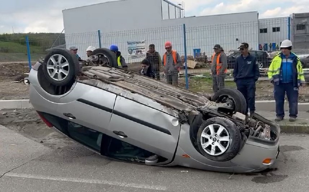 Cu roțile-n sus pe varianta ocolitoare a Reșiței