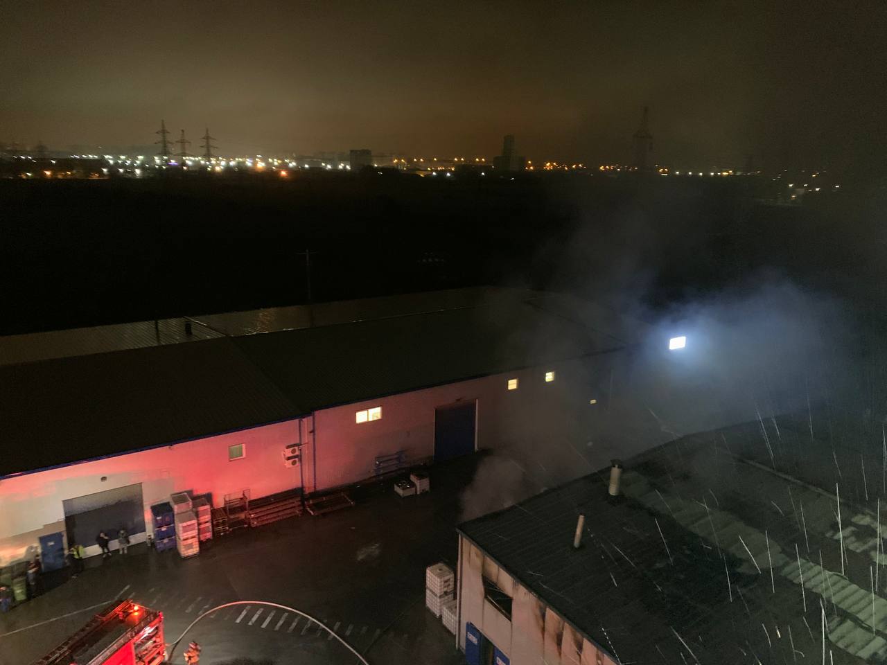 FOTO. Timișoara - zeci de angajați, evacuați, după ce fabrica a luat foc