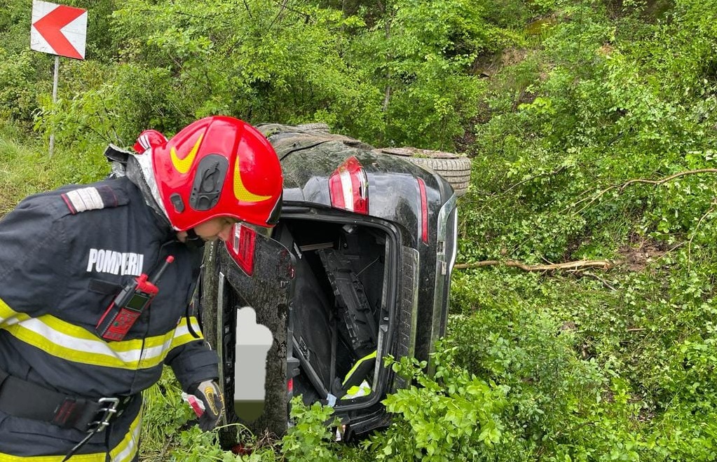 Mașină răsturnată pe drumul Reșița - Bocșa!