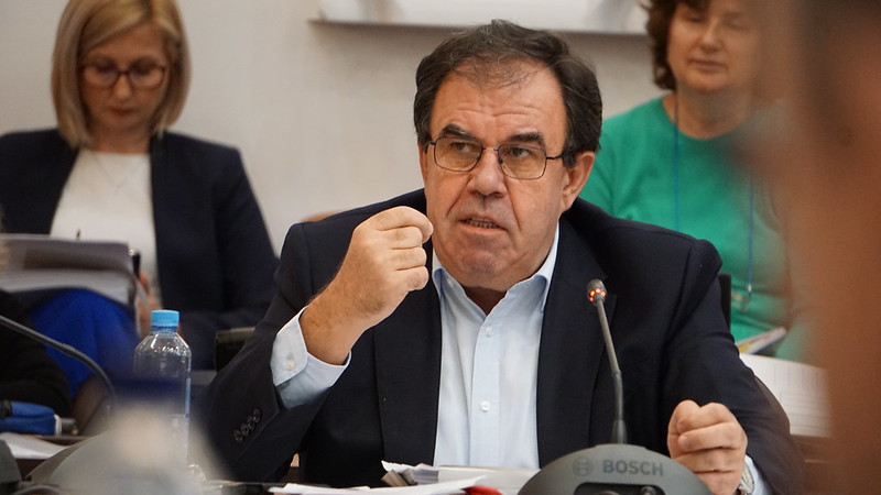 „De deștepți ce suntem, în loc să facem drumuri, să facem spital, dăm ...