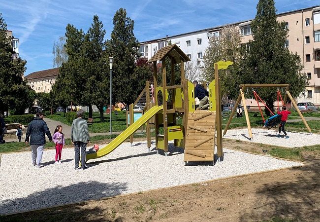Modernizări! Primăria Lugoj caută furnizori pentru complexuri noi de joacă