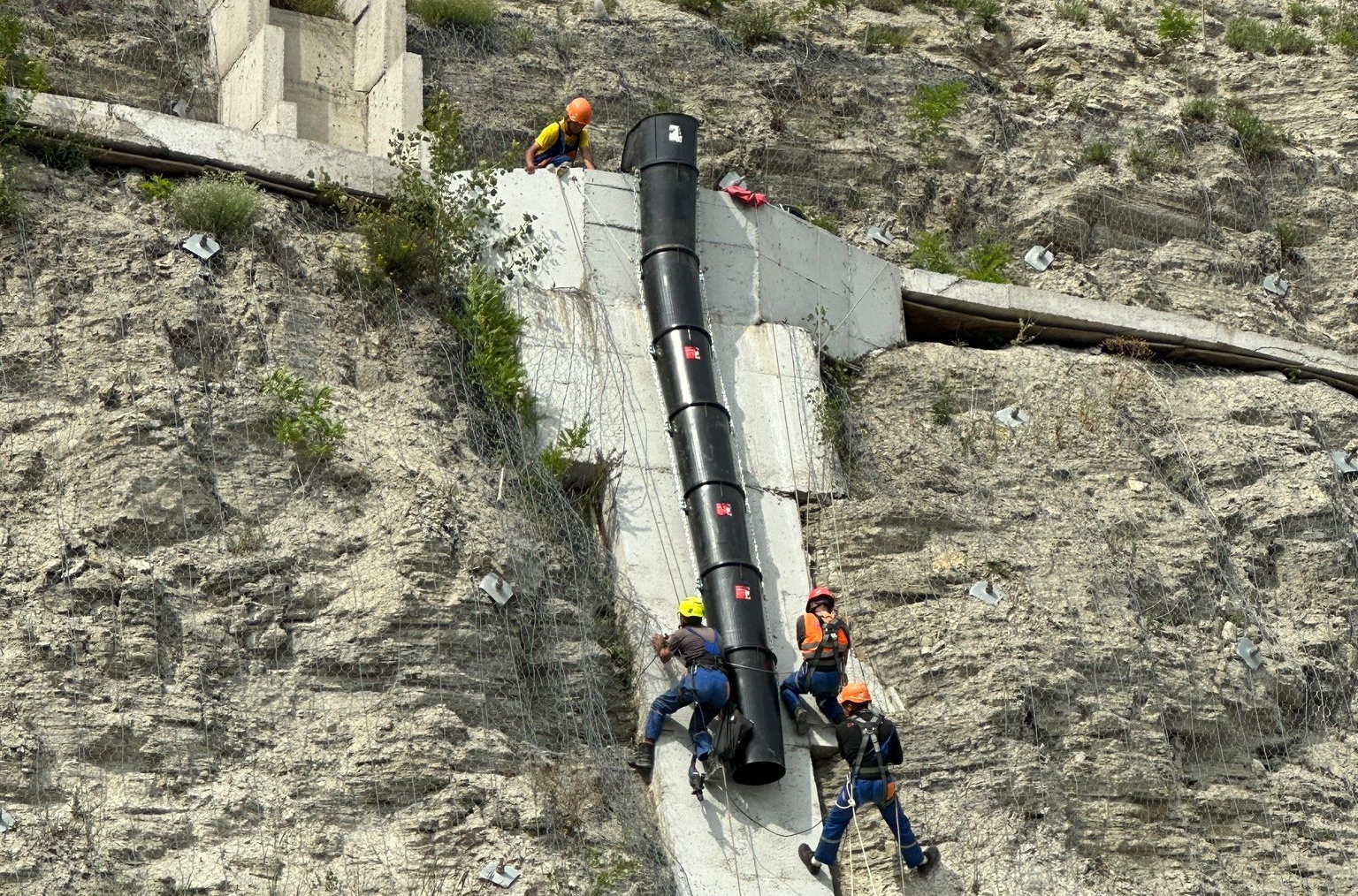 FOTO. S-au montat tobogane pe Dealul Liliecilor, pe A1 FOTO. S-au montat tobogane pe Dealul Liliecilor, pe A1
