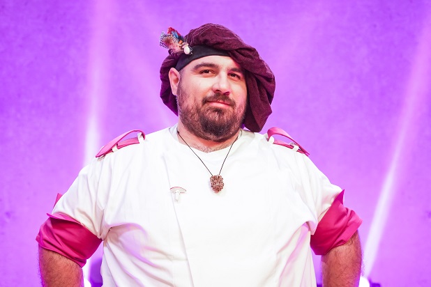 POVESTE DE VIAȚĂ. Ghid de turism, blogger și muzician, Dan Olar este ...