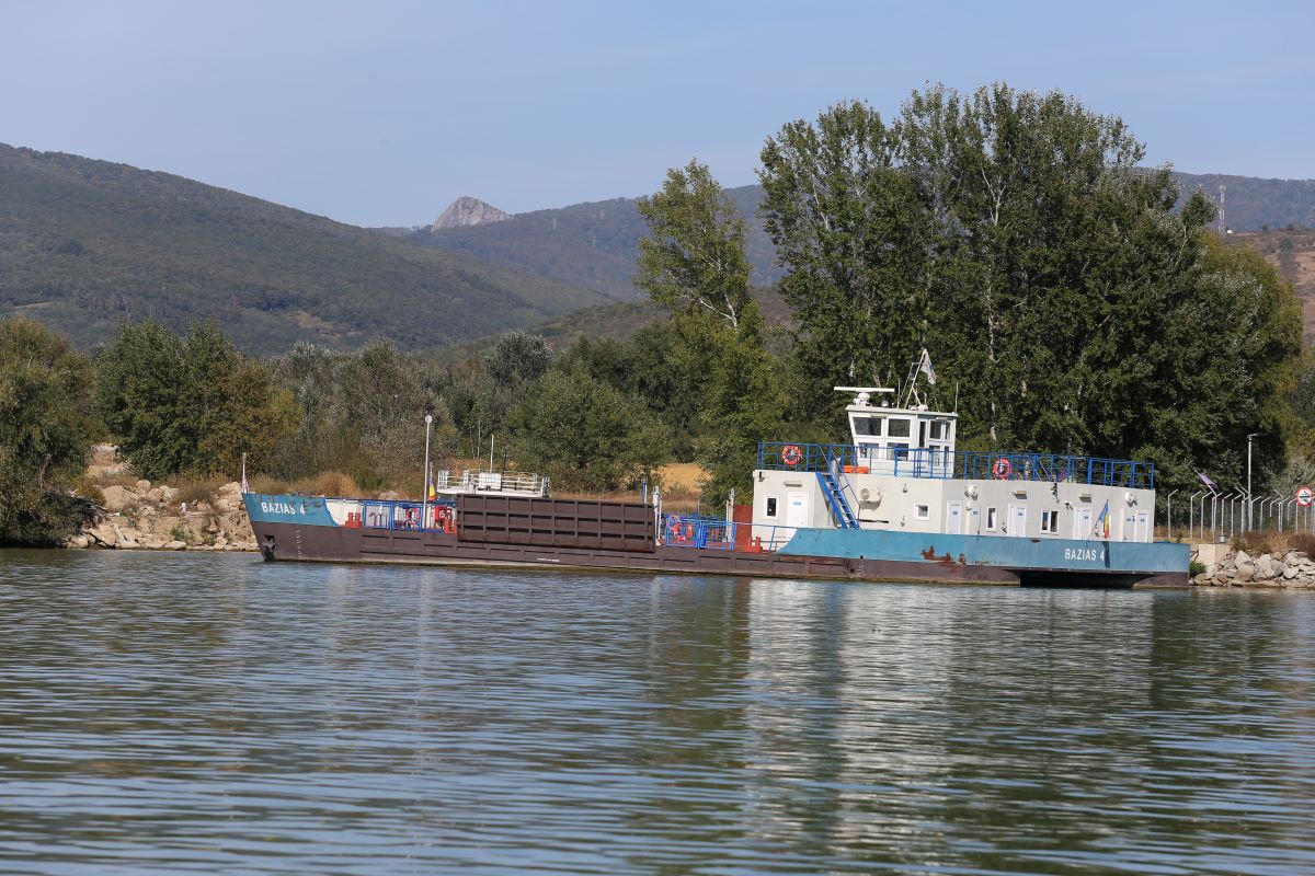 Cu Crina la timonă, bacul de trecere a Dunării de la Moldova Nouă își ...