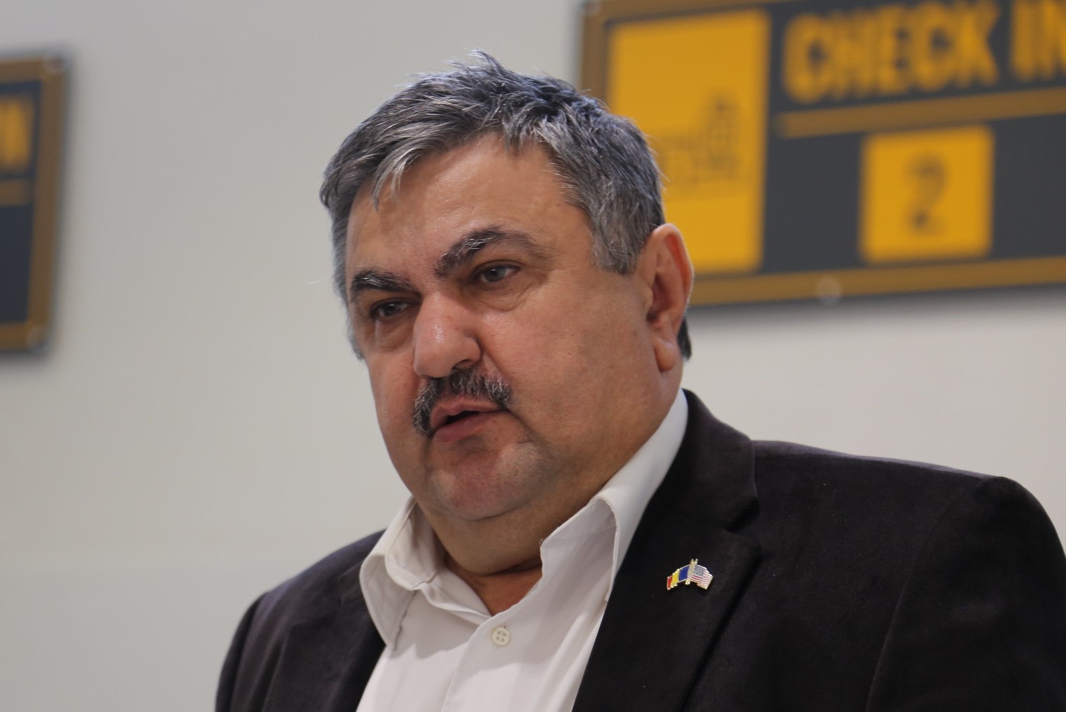 Olariu vine cu banii sau decolează de pe aeroportul din Caransebeș!