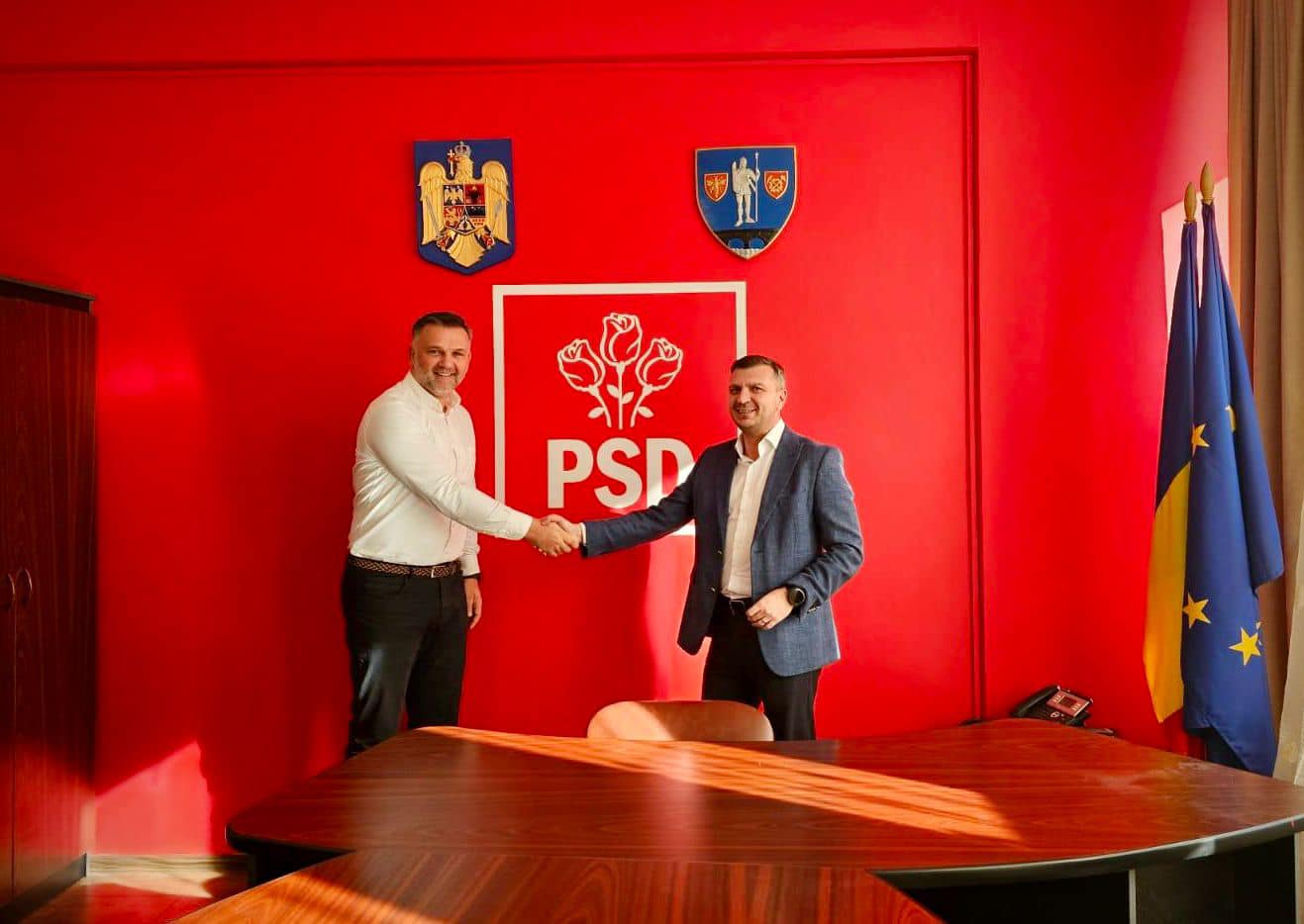 Pereți vopsiți în roșu, cu sigla PSD, în biroul vicepreședintelui ...