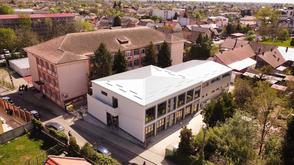 Clădirea nouă pentru Școala Gimnazială 13 din Timișoara, aproape ...