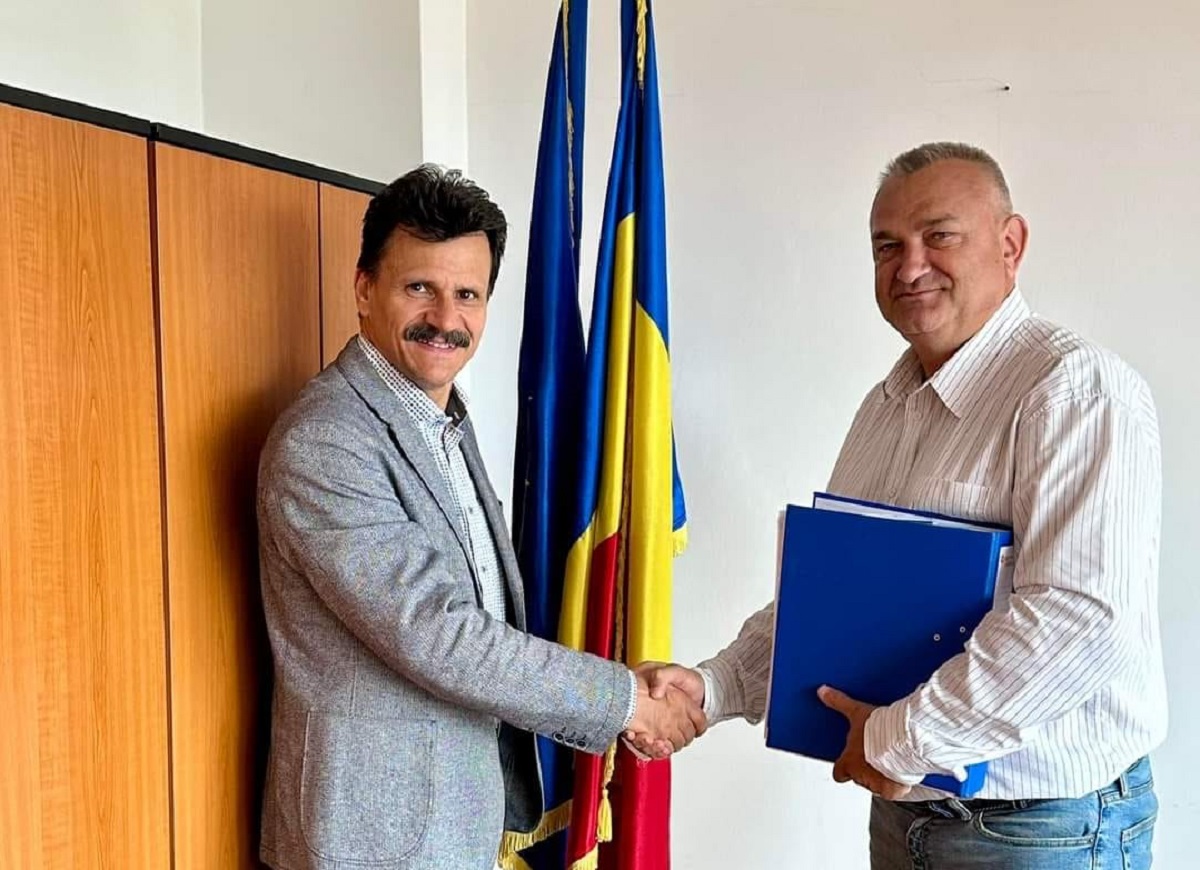 Primarul Rof semnează pentru asfaltarea mai multor străzi din Dognecea