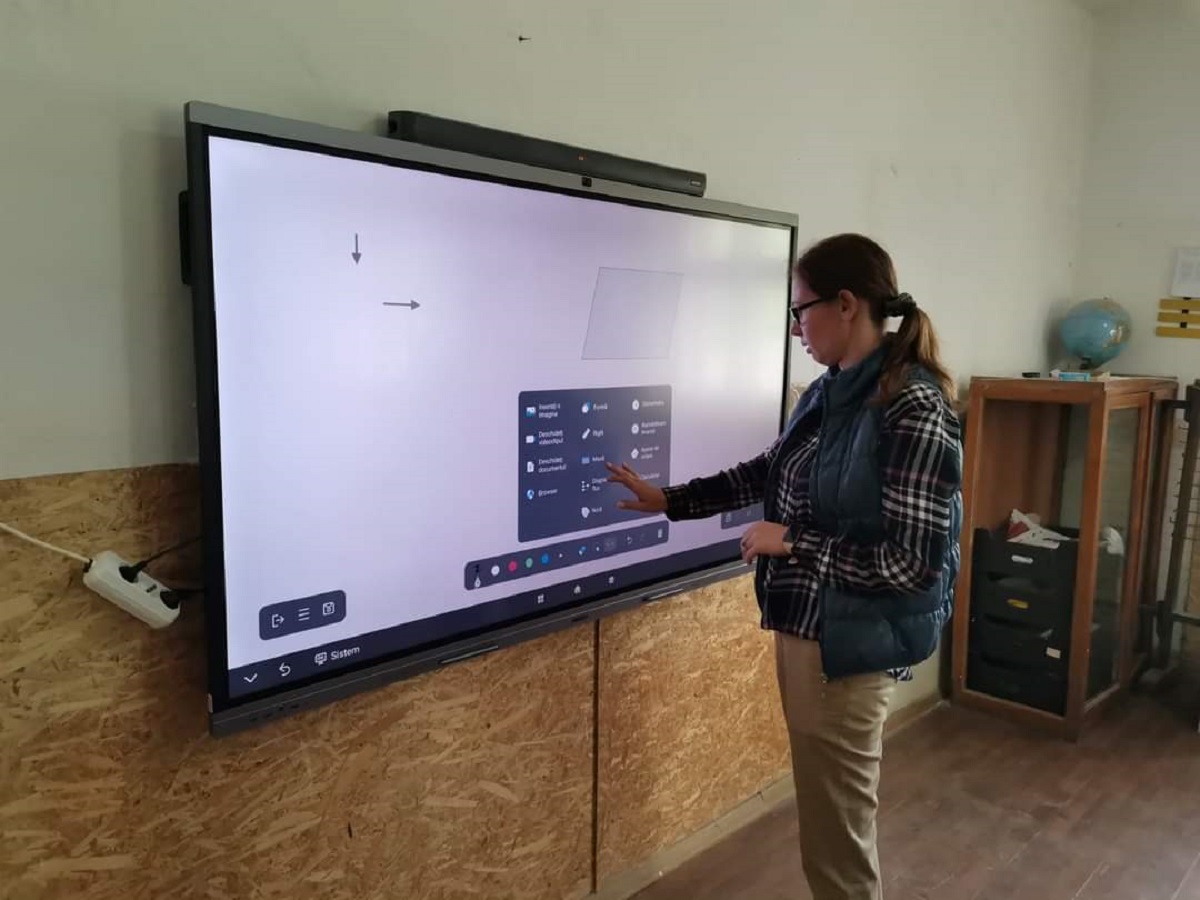 Table inteligente și alte echipamente IT pentru școlile din Ticvaniu Mare