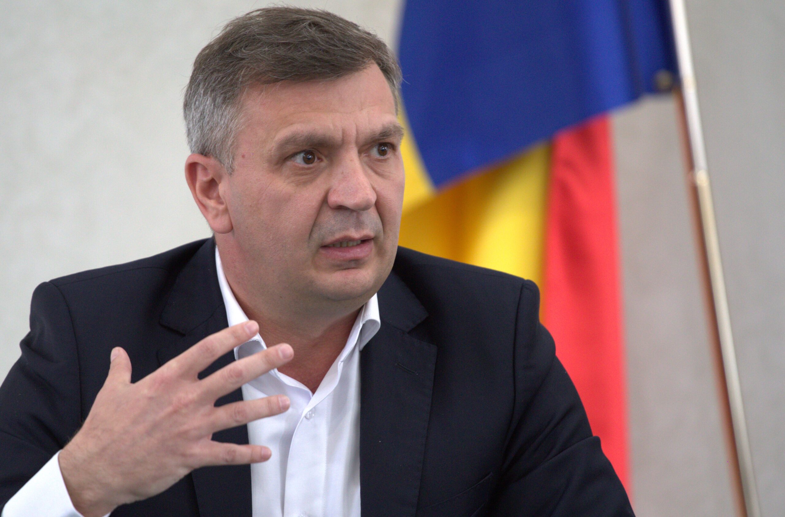 Hurduzeu râde de liberali! Se leagă cu lanțuri de scaune dacă e nevoie!