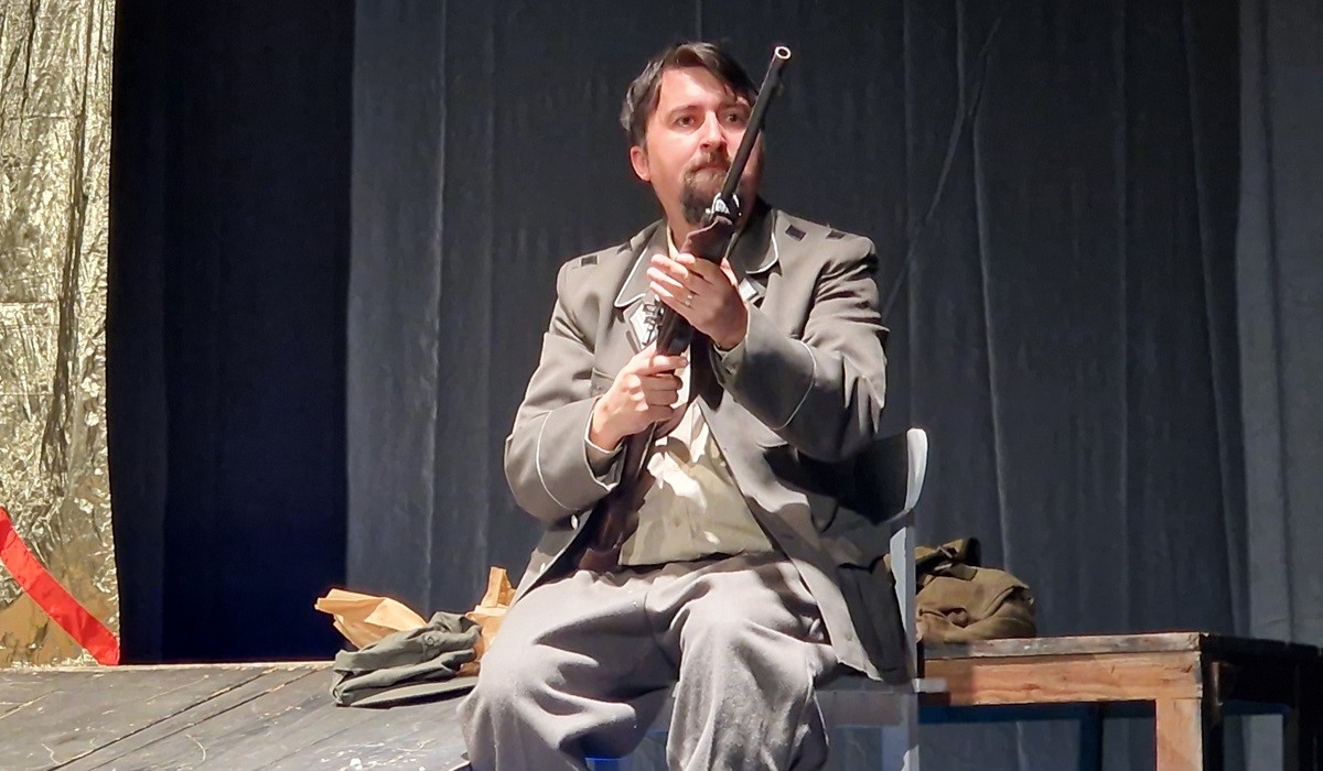 Războiul unui tâmpit iremediabil, la Teatrul de Vest