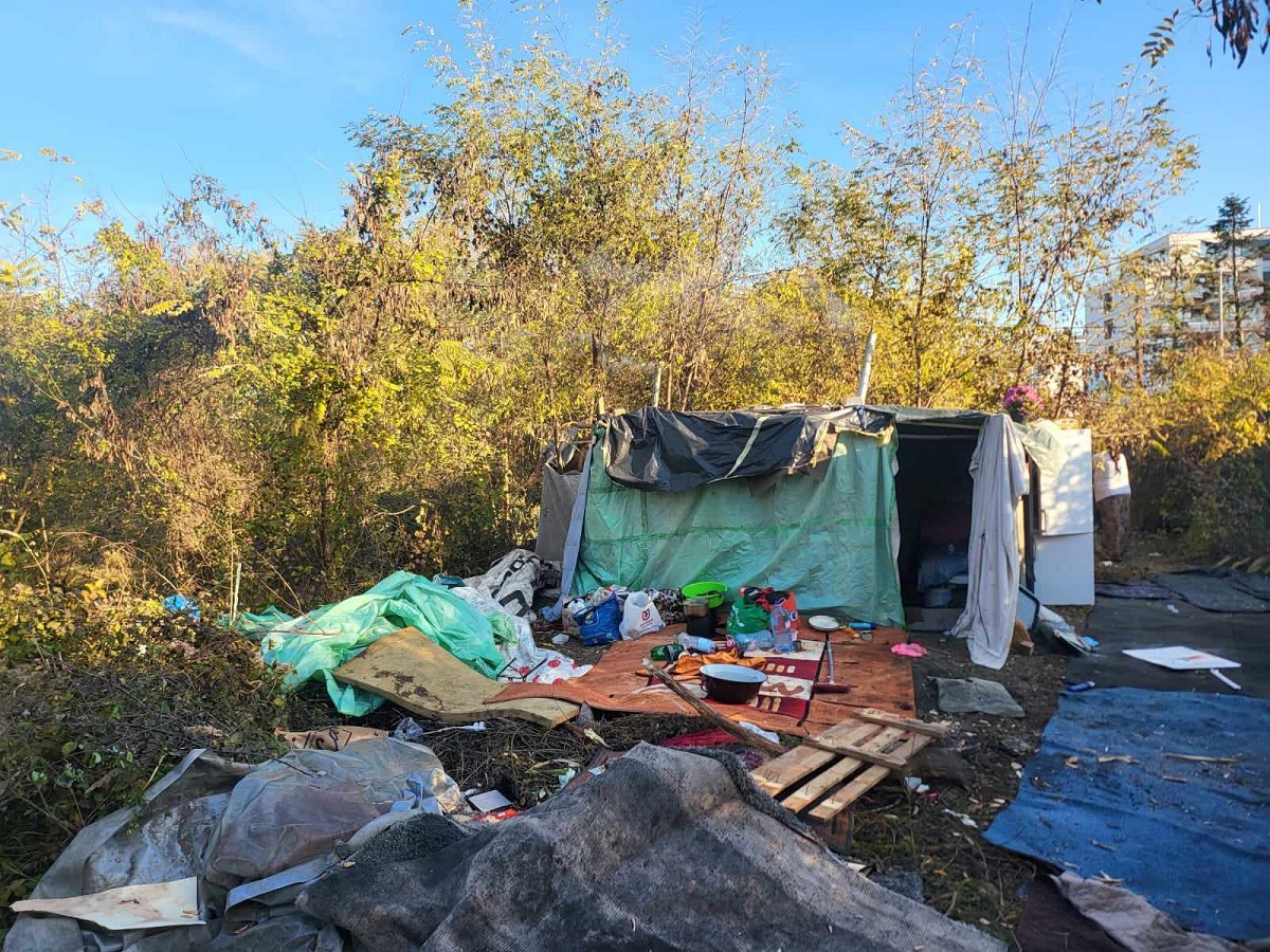 Colibe în Timișoara, improvizate de oameni fără casă din Hunedoara și Cluj
