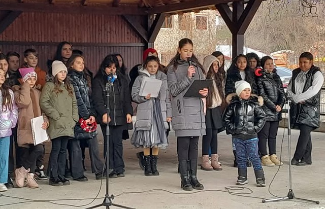 Sărbătoarea iernii, la Dognecea. Cu vin fiert și colinde - Știri din ...